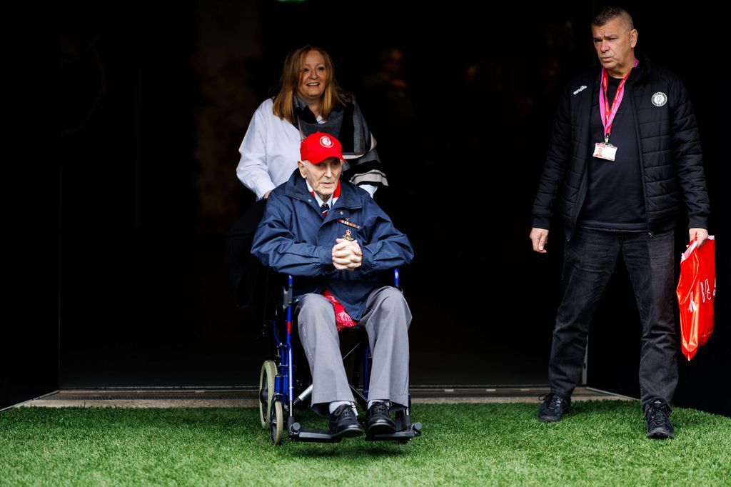 102-year-old Ivor Taylor visits Ashton Gate - Bristol City FC