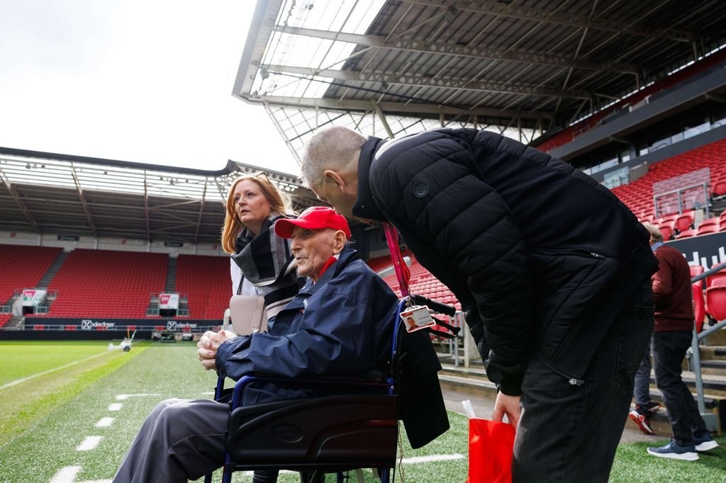 102-year-old Ivor Taylor visits Ashton Gate - Bristol City FC