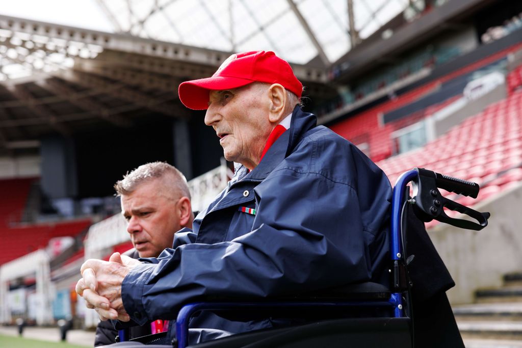 102-year-old Ivor Taylor visits Ashton Gate - Bristol City FC