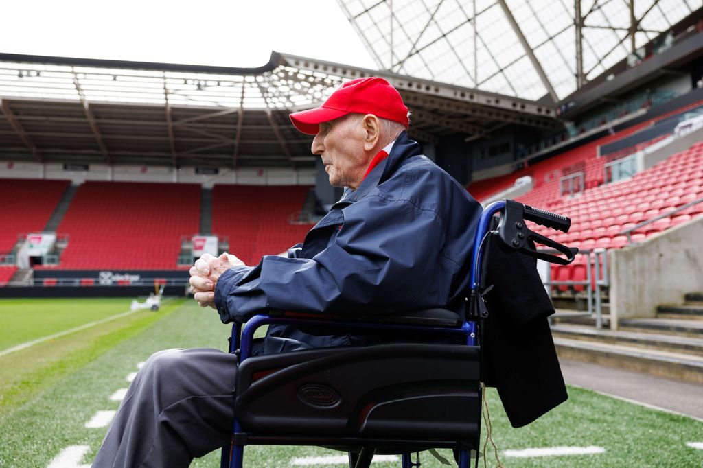 102-year-old Ivor Taylor visits Ashton Gate - Bristol City FC