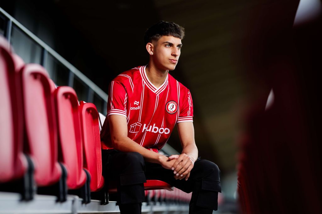 Ten Young Robins sign pro deals - Bristol City FC