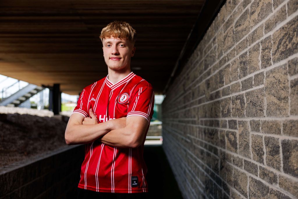 Ten Young Robins sign pro deals - Bristol City FC