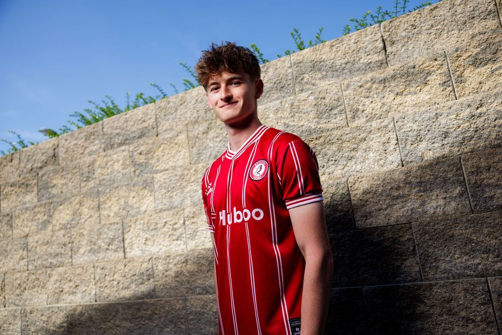 Ten Young Robins sign pro deals - Bristol City FC
