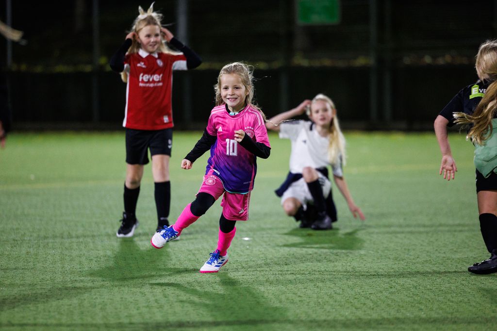 Powell and O'Leary visit Hartcliffe Women and Girls' session - Bristol ...